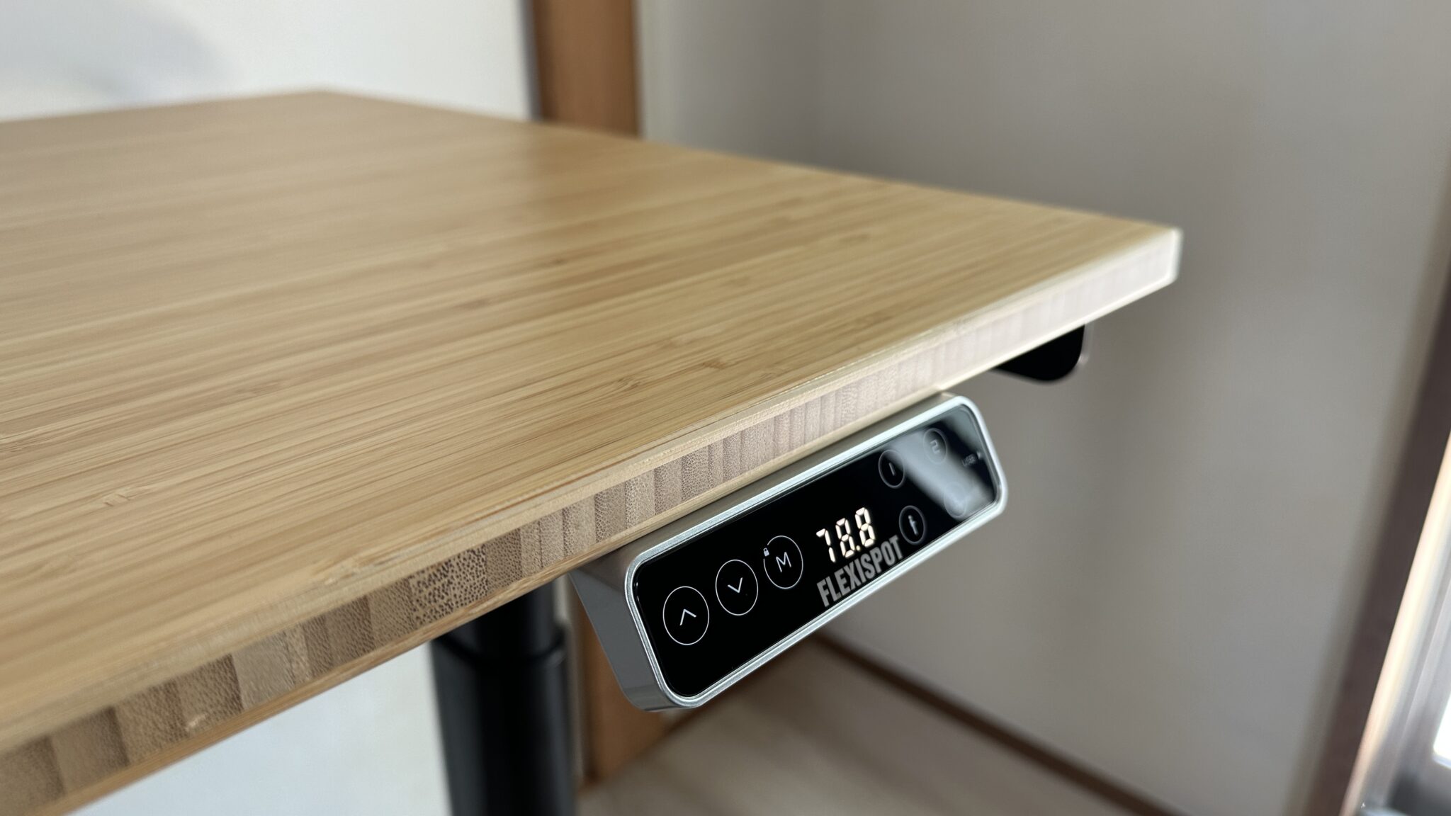 【FlexiSpot E8 レビュー】ワンタッチで静かに昇降！健康と集中が手に入るスタンディングデスク。【説明書に沿った組み立てあり】 | ガジェビーム