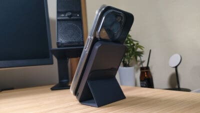【MOFT Snap On レビュー】改札もこれでOK！非粘着式で快適なMagSafe対応スマホスタンド。 | ガジェビーム