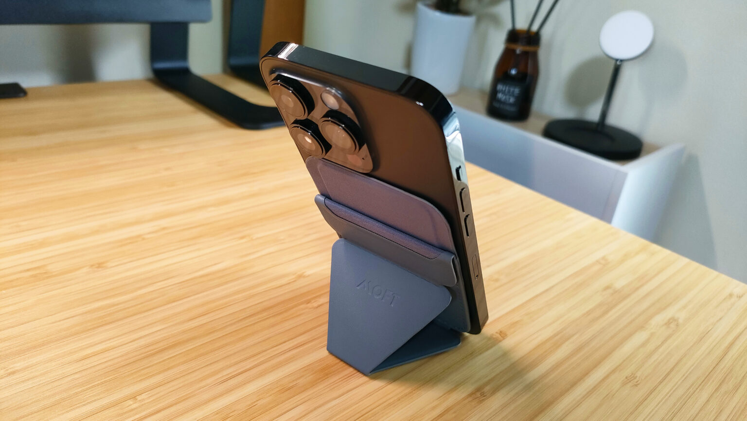 【MOFT Snap On レビュー】改札もこれでOK！非粘着式で快適なMagSafe対応スマホスタンド。 | ガジェビーム