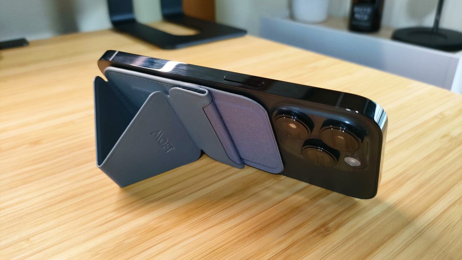 【MOFT Snap On レビュー】改札もこれでOK！非粘着式で快適なMagSafe対応スマホスタンド。 | ガジェビーム