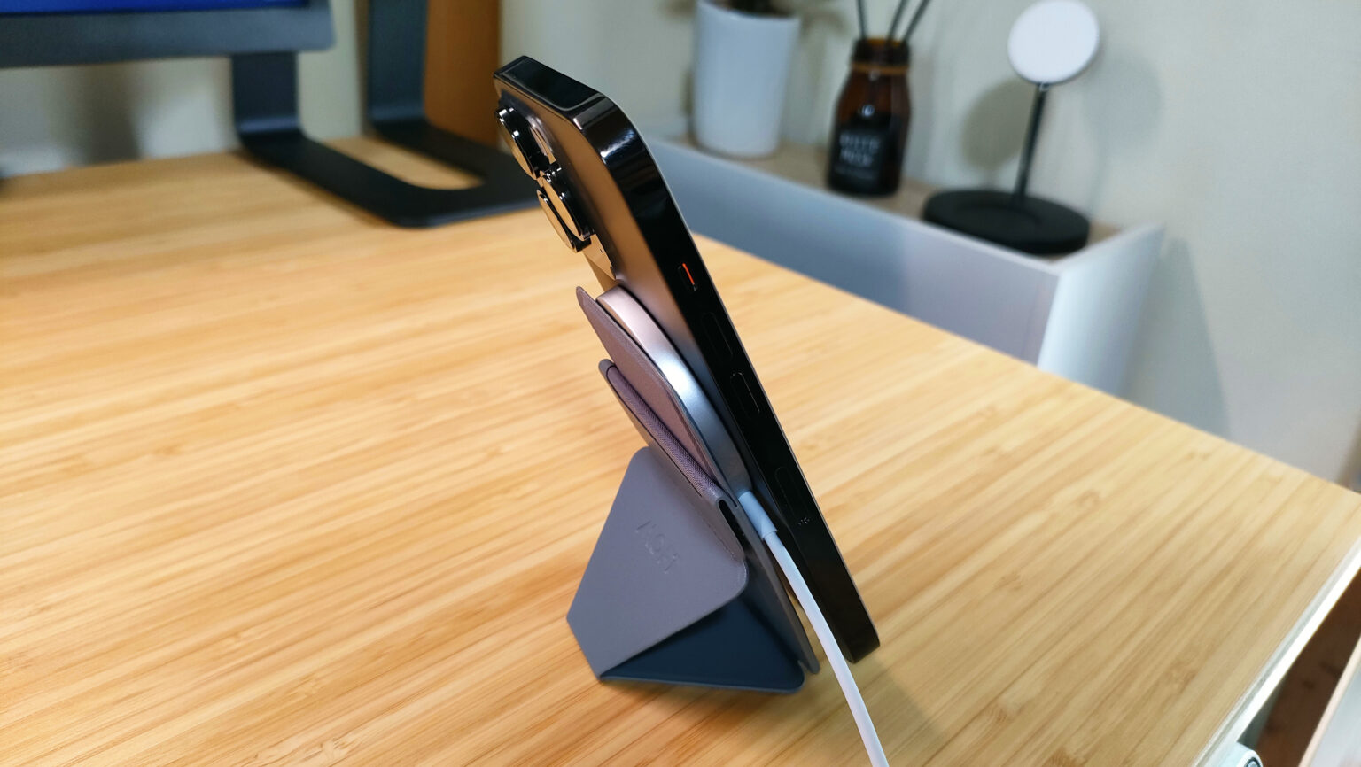 【MOFT Snap On レビュー】改札もこれでOK！非粘着式で快適なMagSafe対応スマホスタンド。 | ガジェビーム