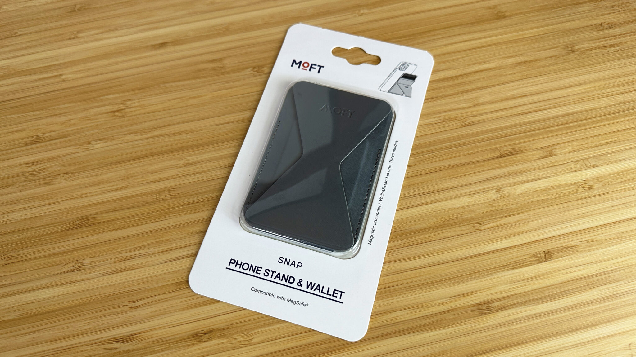 【MOFT Snap On レビュー】改札もこれでOK！非粘着式で快適なMagSafe対応スマホスタンド。 | ガジェビーム