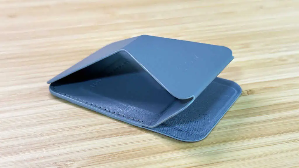 【MOFT Snap On レビュー】改札もこれでOK！非粘着式で快適なMagSafe対応スマホスタンド。 | ガジェビーム