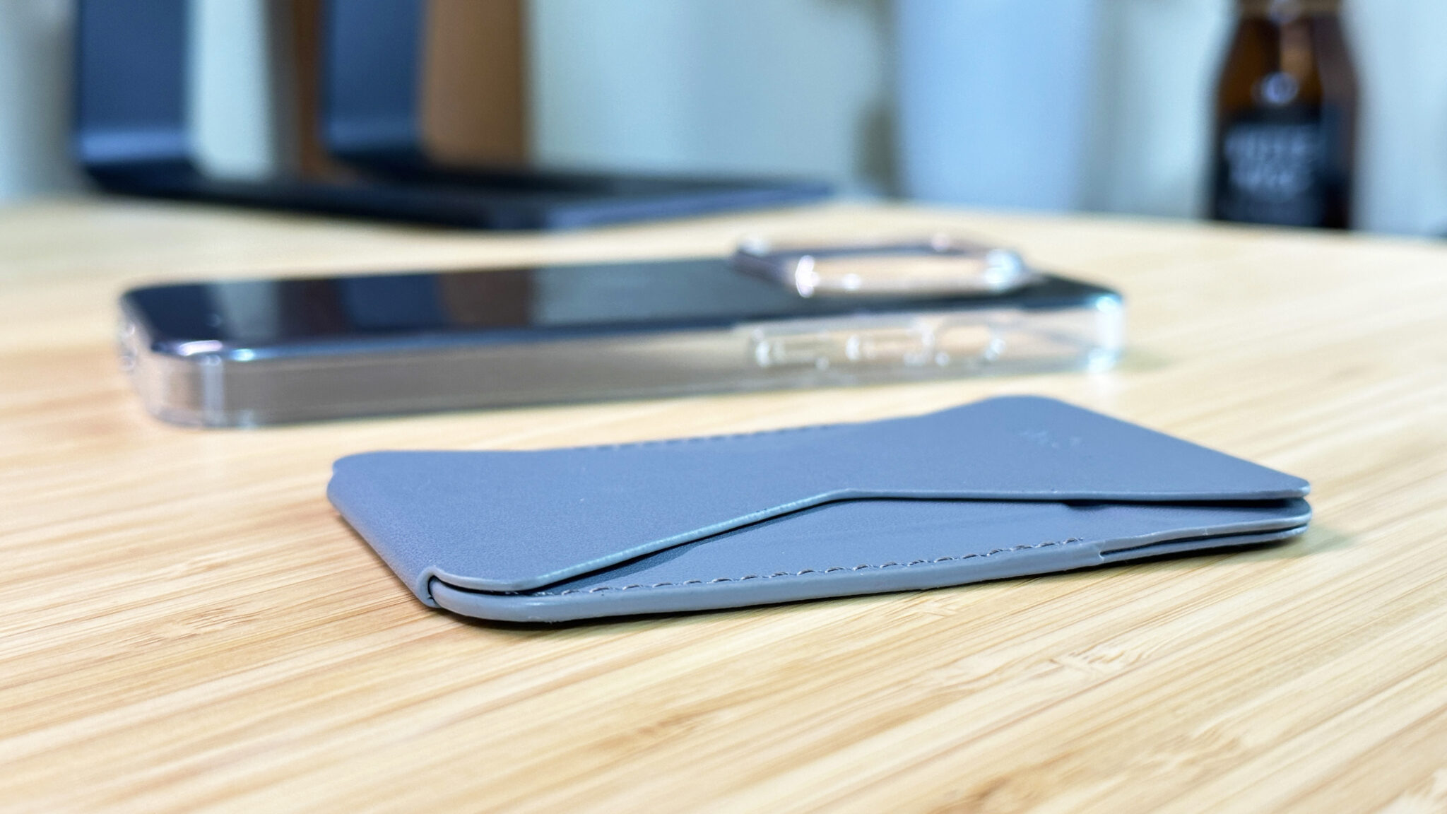 【MOFT Snap On レビュー】改札もこれでOK！非粘着式で快適なMagSafe対応スマホスタンド。 | ガジェビーム