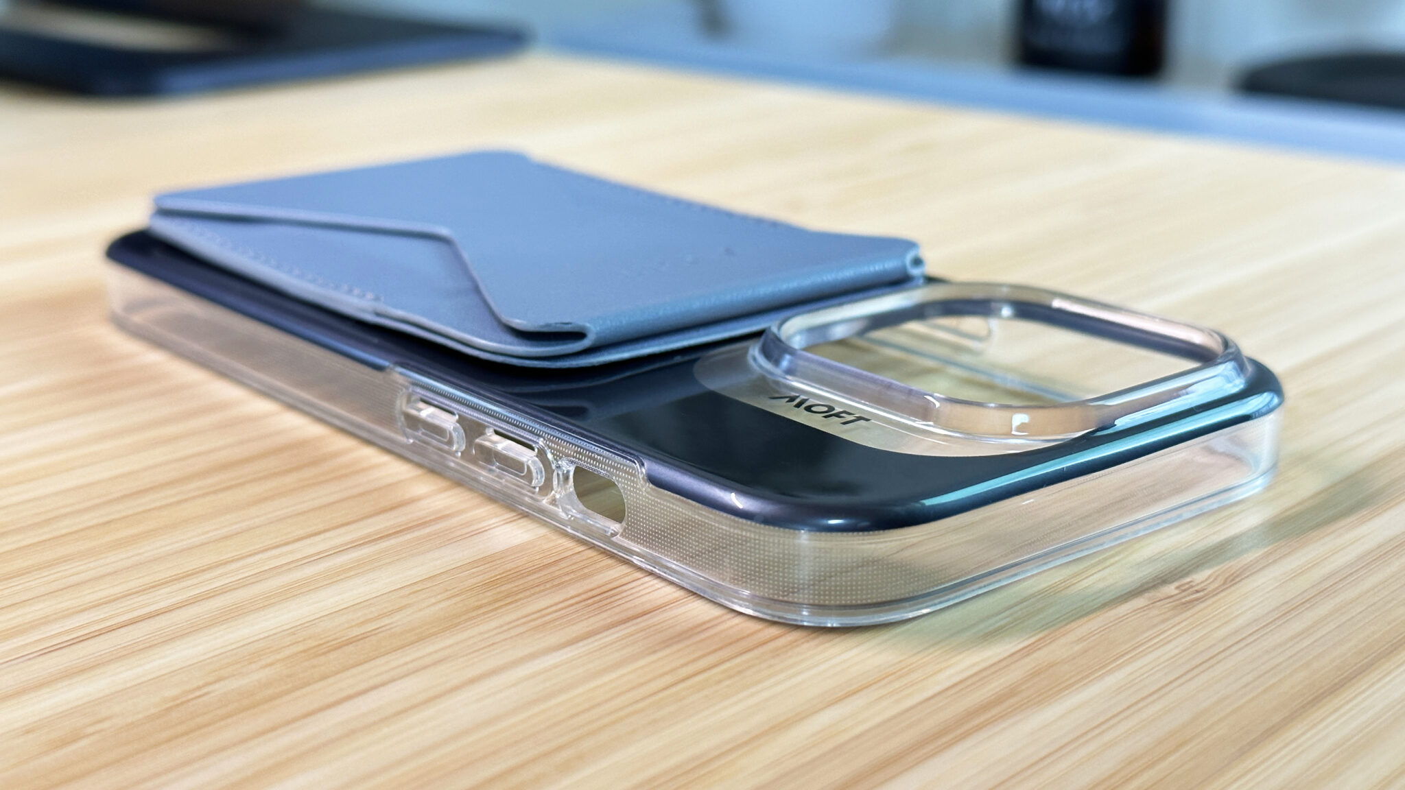 【MOFT Snap On レビュー】改札もこれでOK！非粘着式で快適なMagSafe対応スマホスタンド。 | ガジェビーム