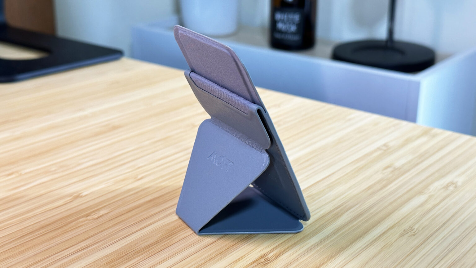 【MOFT Snap On レビュー】改札もこれでOK！非粘着式で快適なMagSafe対応スマホスタンド。 | ガジェビーム
