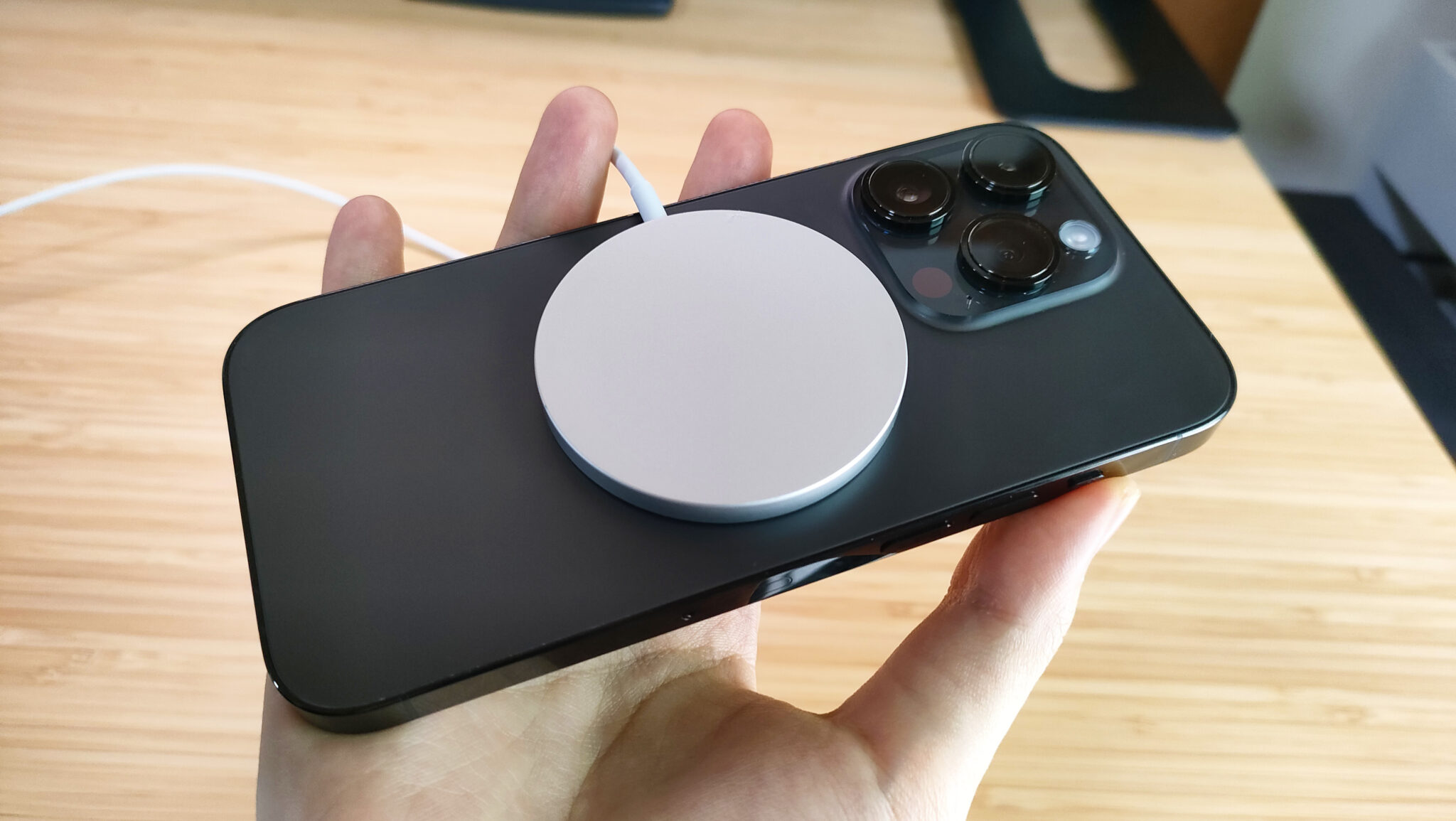 【Apple純正 MagSafe充電器 レビュー】正しく使えば優秀！マグネットで着脱が簡単なワイヤレス充電器。 | ガジェビーム